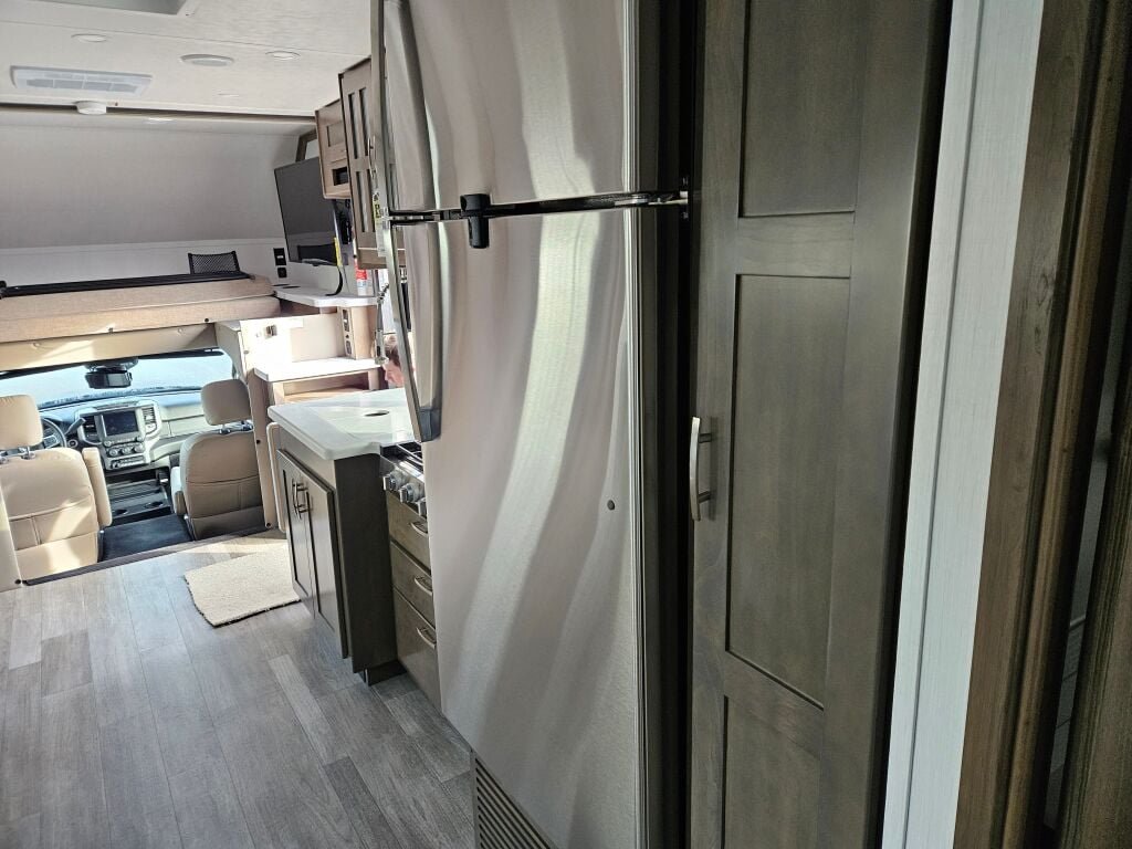 2025 Dynamax Isata 5 Series 30FW - Lone Star Storage And trailers