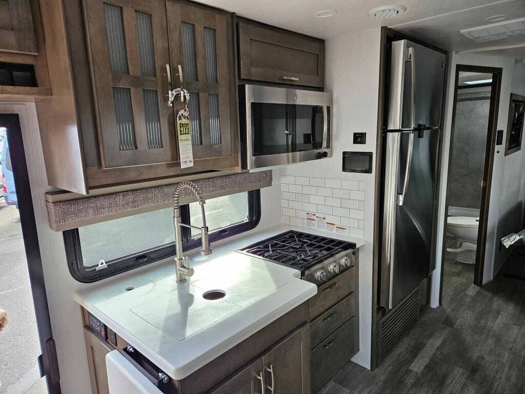 2025 Dynamax Isata 5 Series 30FW - Lone Star Storage And trailers