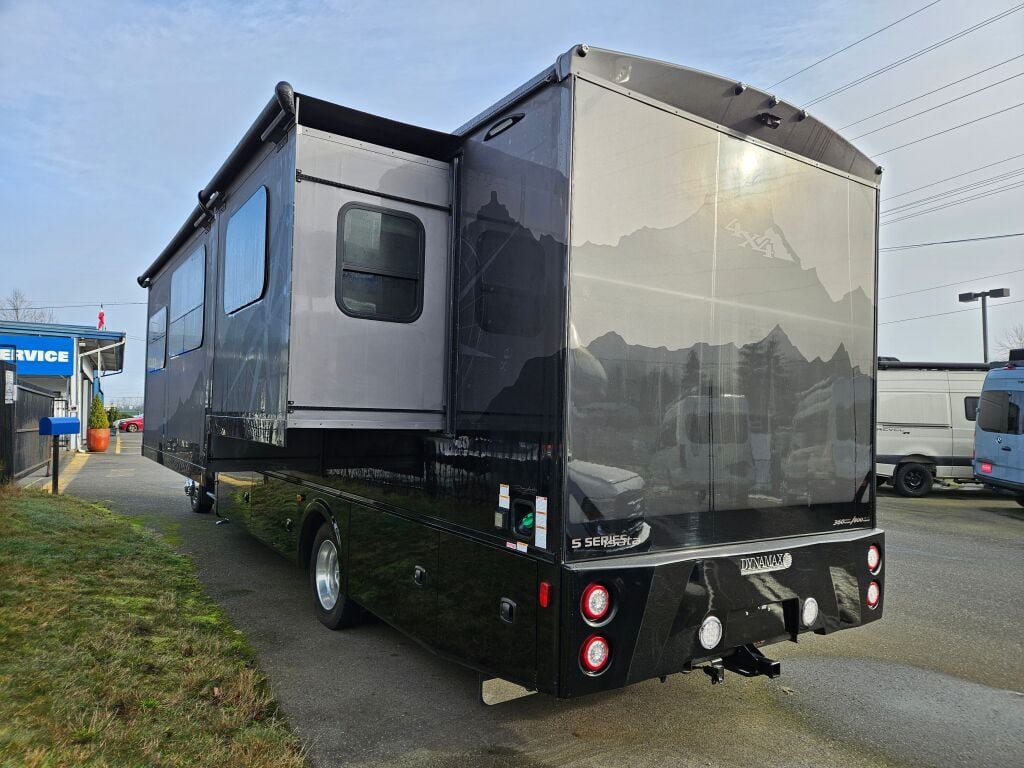 2025 Dynamax Isata 5 Series 30FW - Lone Star Storage And trailers