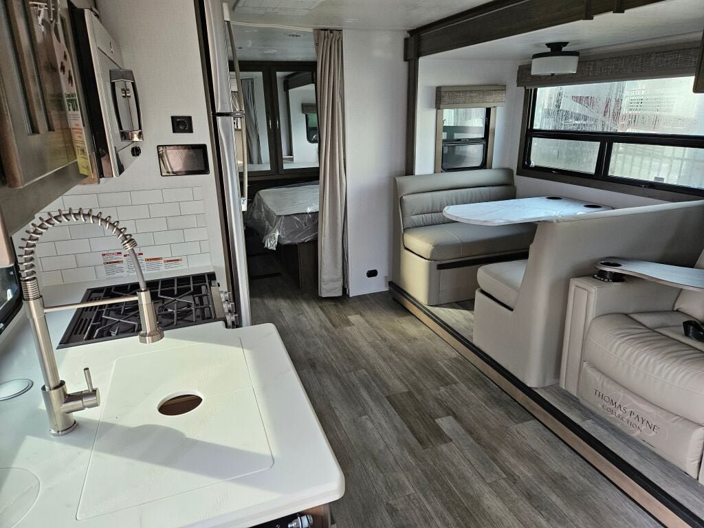 2025 Dynamax Isata 5 Series 30FW - Lone Star Storage And trailers