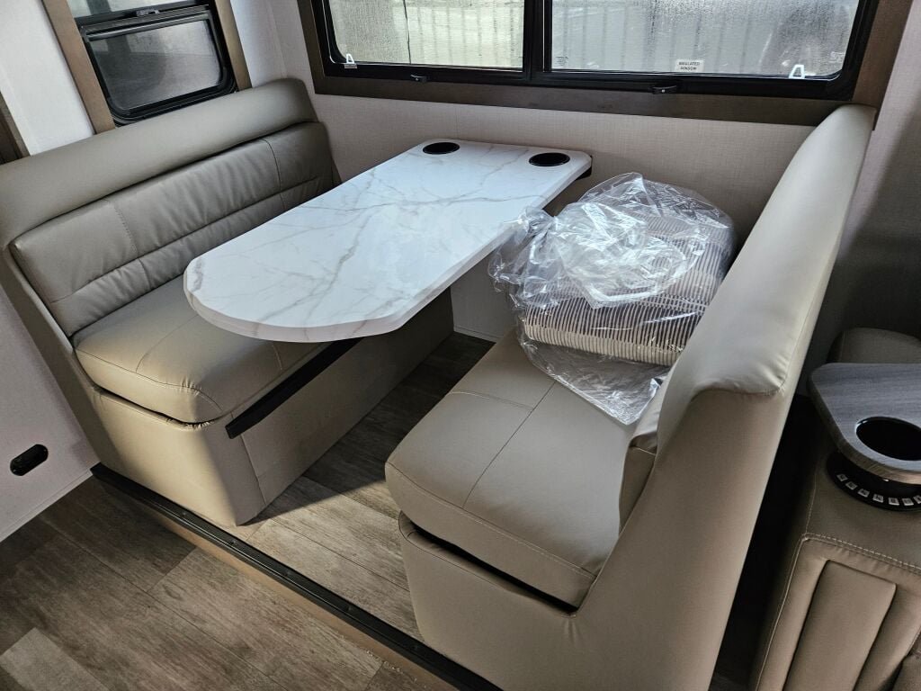 2025 Dynamax Isata 5 Series 30FW - Lone Star Storage And trailers